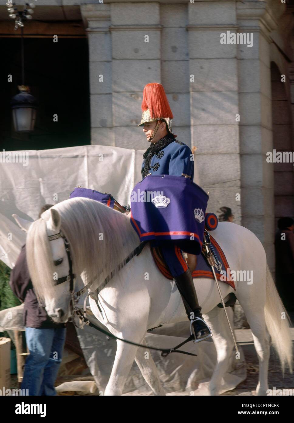 DET GUARDIA REAL MONTADA DE LA COMITIVA DEL EMBAJADOR ENTRANDO EN PLAZA ...