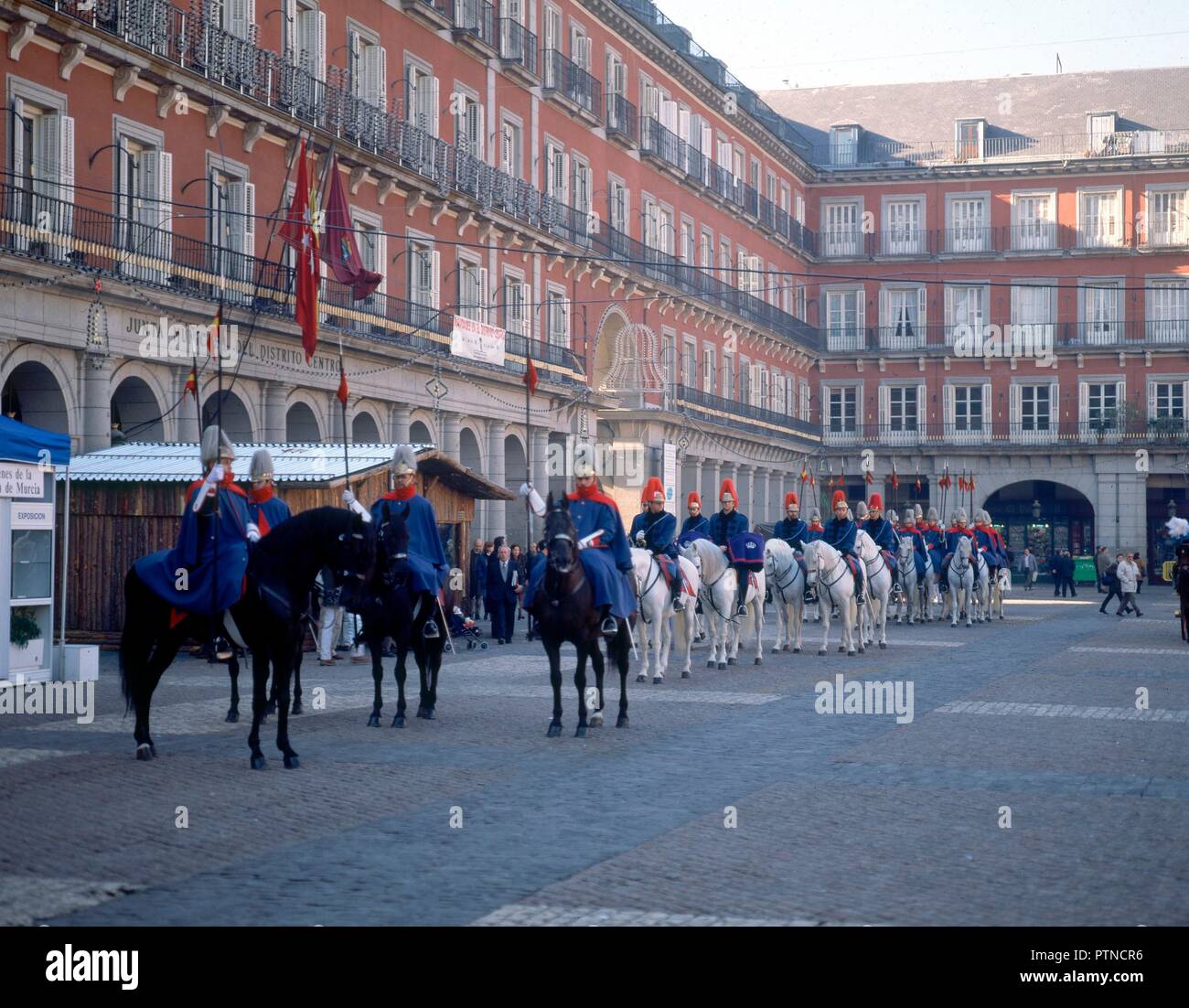 GUARDIA REAL MONTADA DE LA COMITIVA DEL EMBAJADOR CRUZANDO LA PLAZA ...