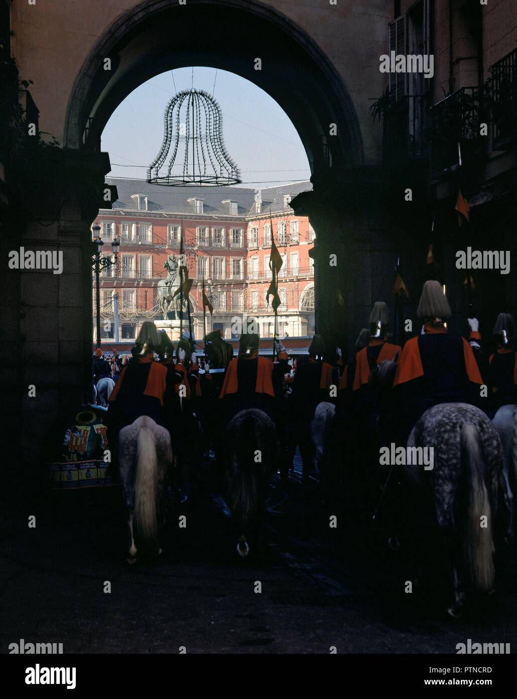 COMITIVA DEL EMBAJADOR-PRESENTACION CREDENCIALES-GUARDIA REAL ENTRANDO ...