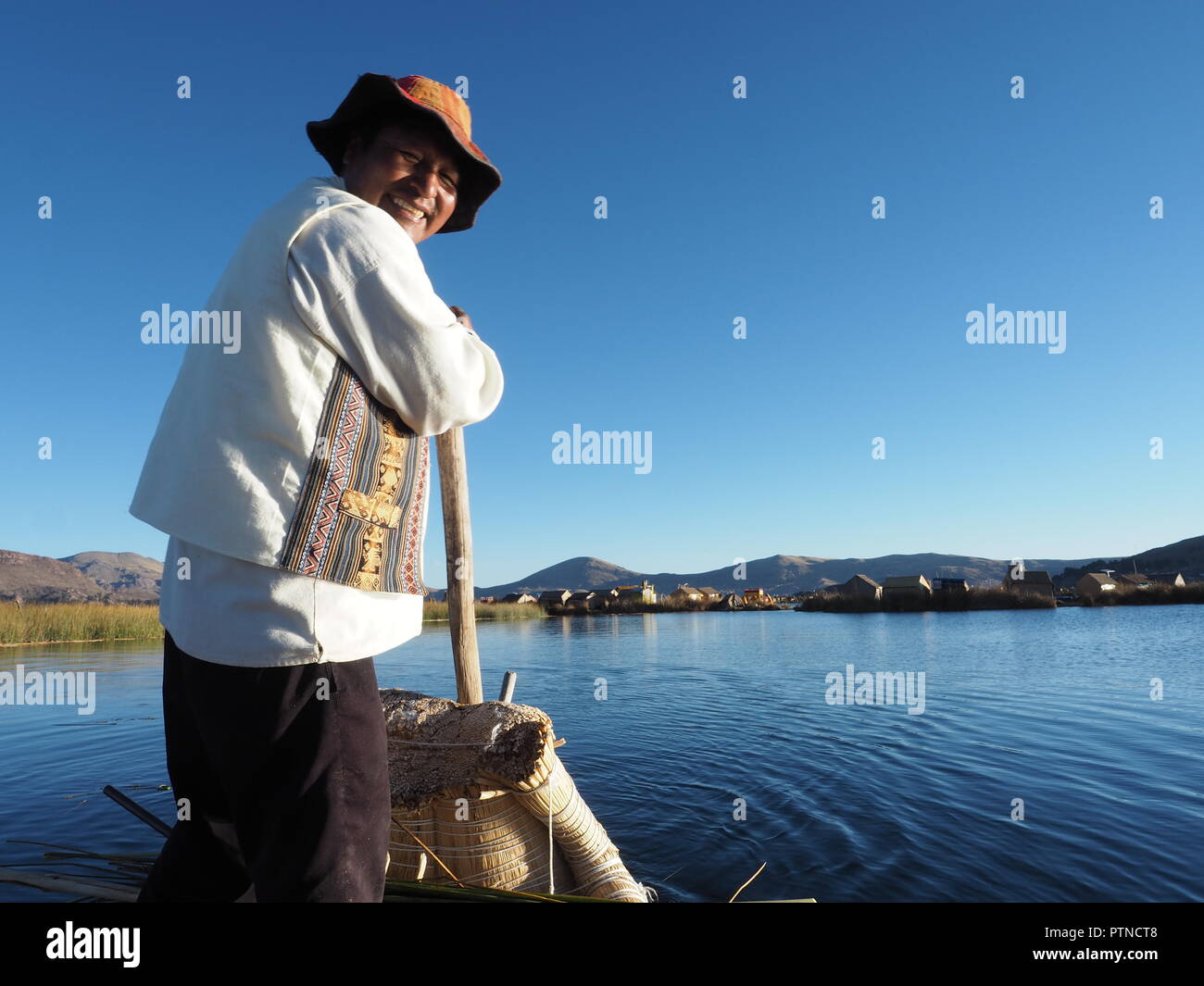 Lake Titicaca straddles the border between Peru and Bolivia in the ...