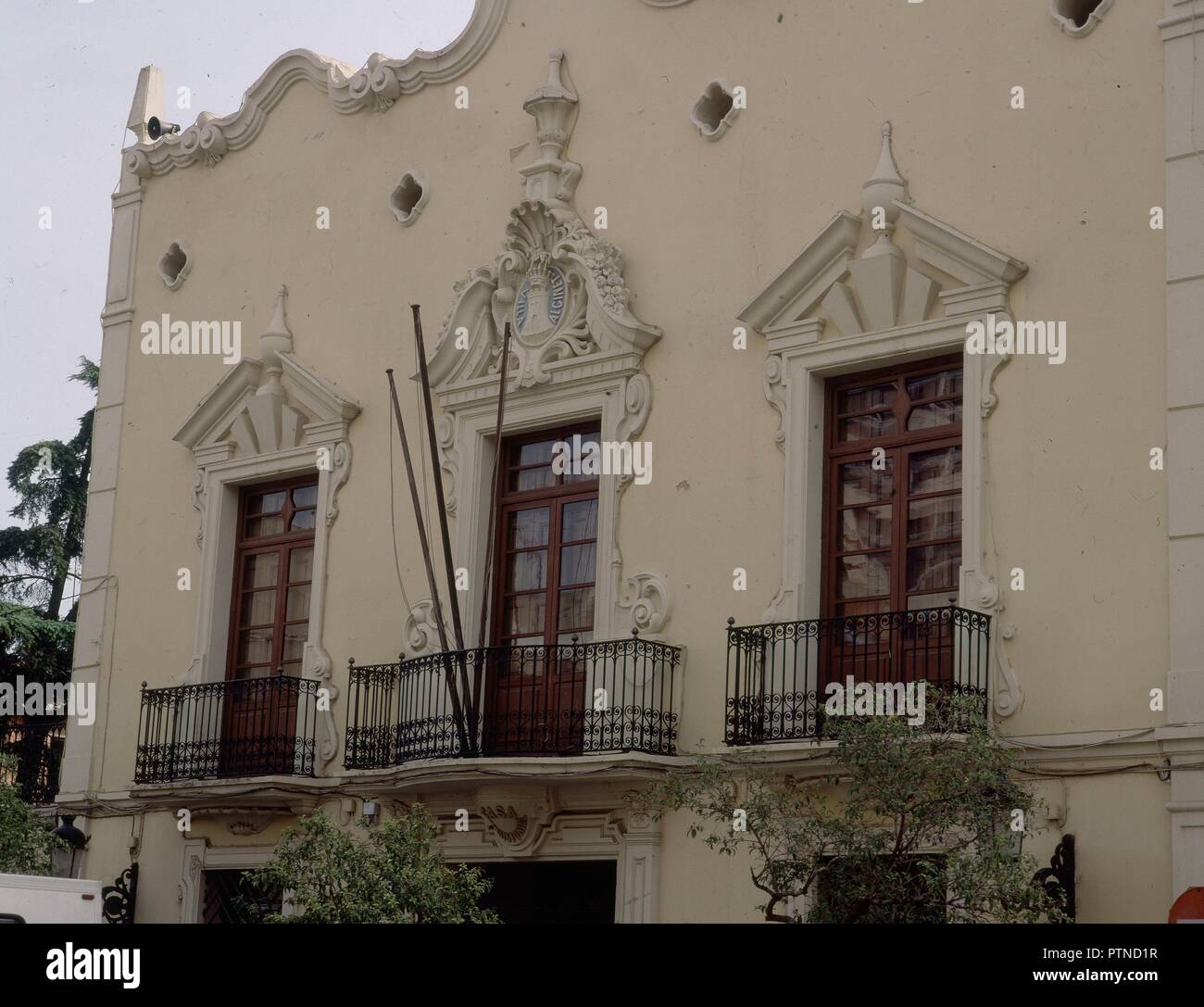 EXTERIOR-DET FACHADA-BALCONES EN PLANTA SUPERIOR. Location ...