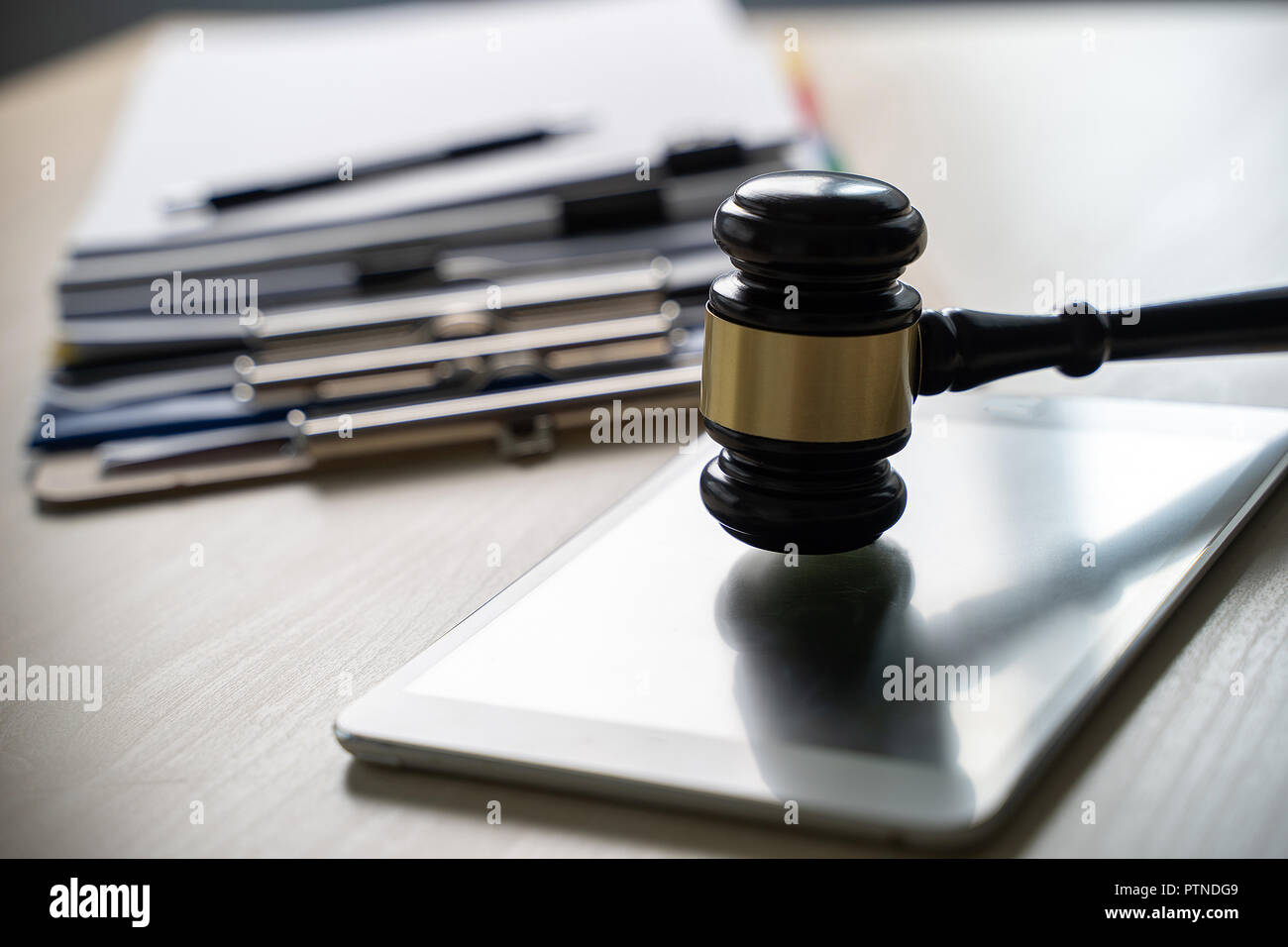 Tribunal desk hi-res stock photography and images - Alamy