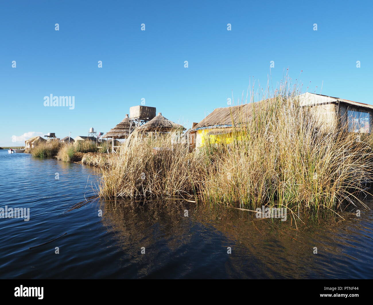 Lake Titicaca straddles the border between Peru and Bolivia in the ...