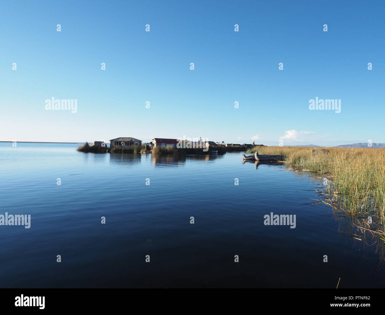 Lake Titicaca straddles the border between Peru and Bolivia in the ...