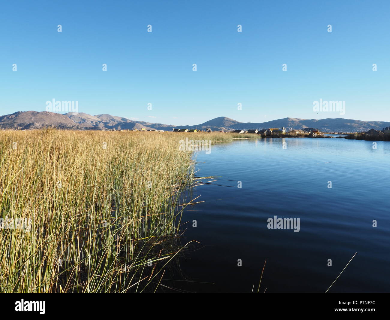 Lake Titicaca straddles the border between Peru and Bolivia in the ...