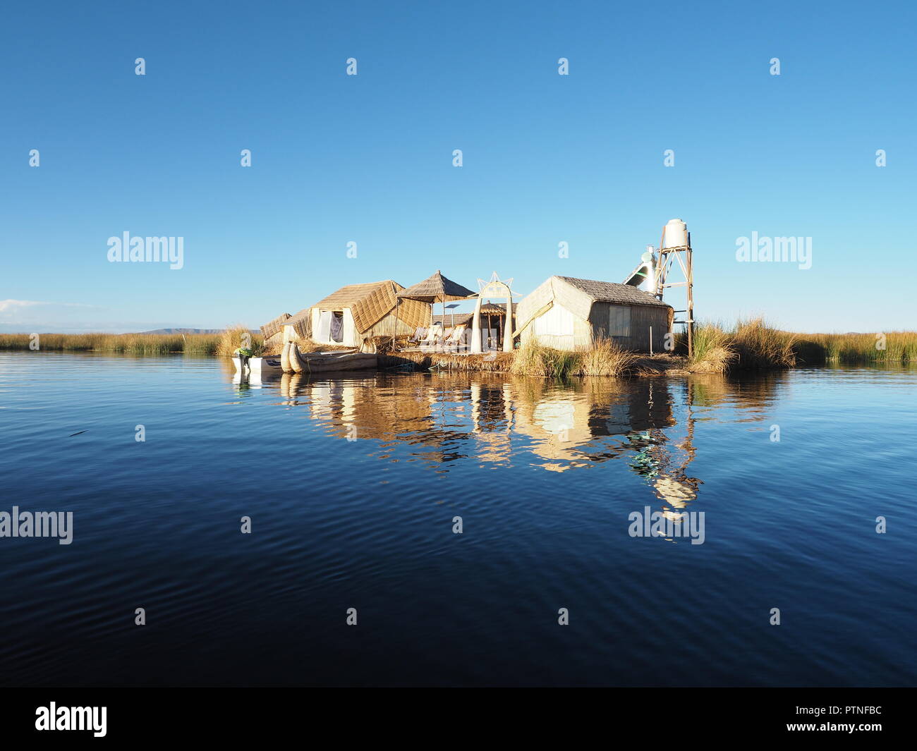 Lake Titicaca straddles the border between Peru and Bolivia in the ...