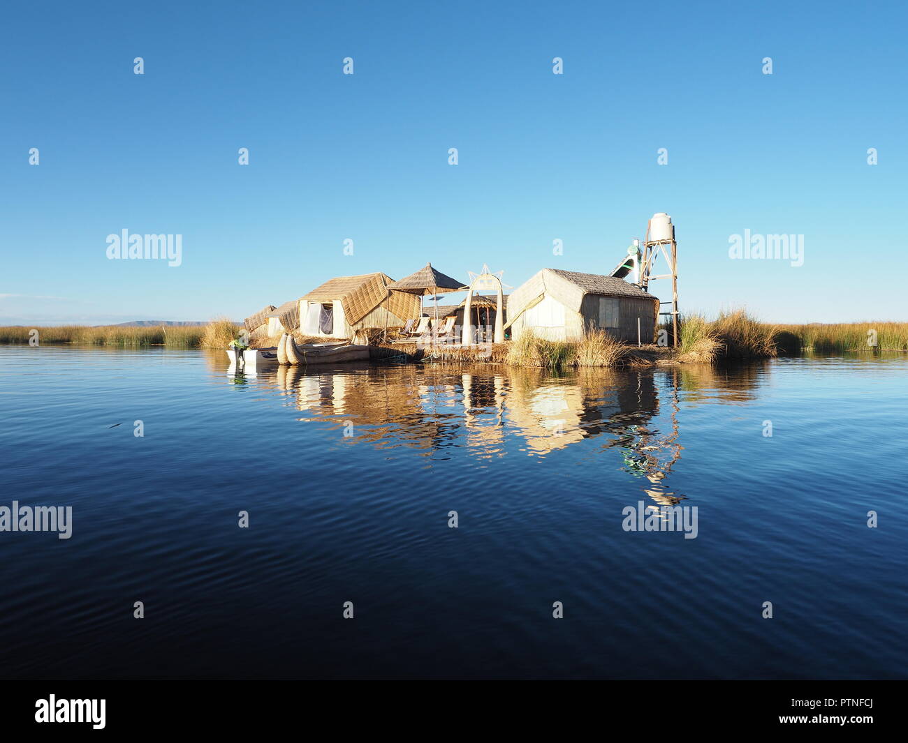 Lake Titicaca straddles the border between Peru and Bolivia in the ...
