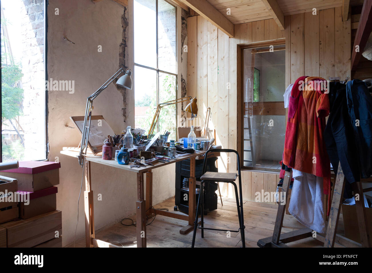 Interior messy artist studio hi-res stock photography and images - Alamy