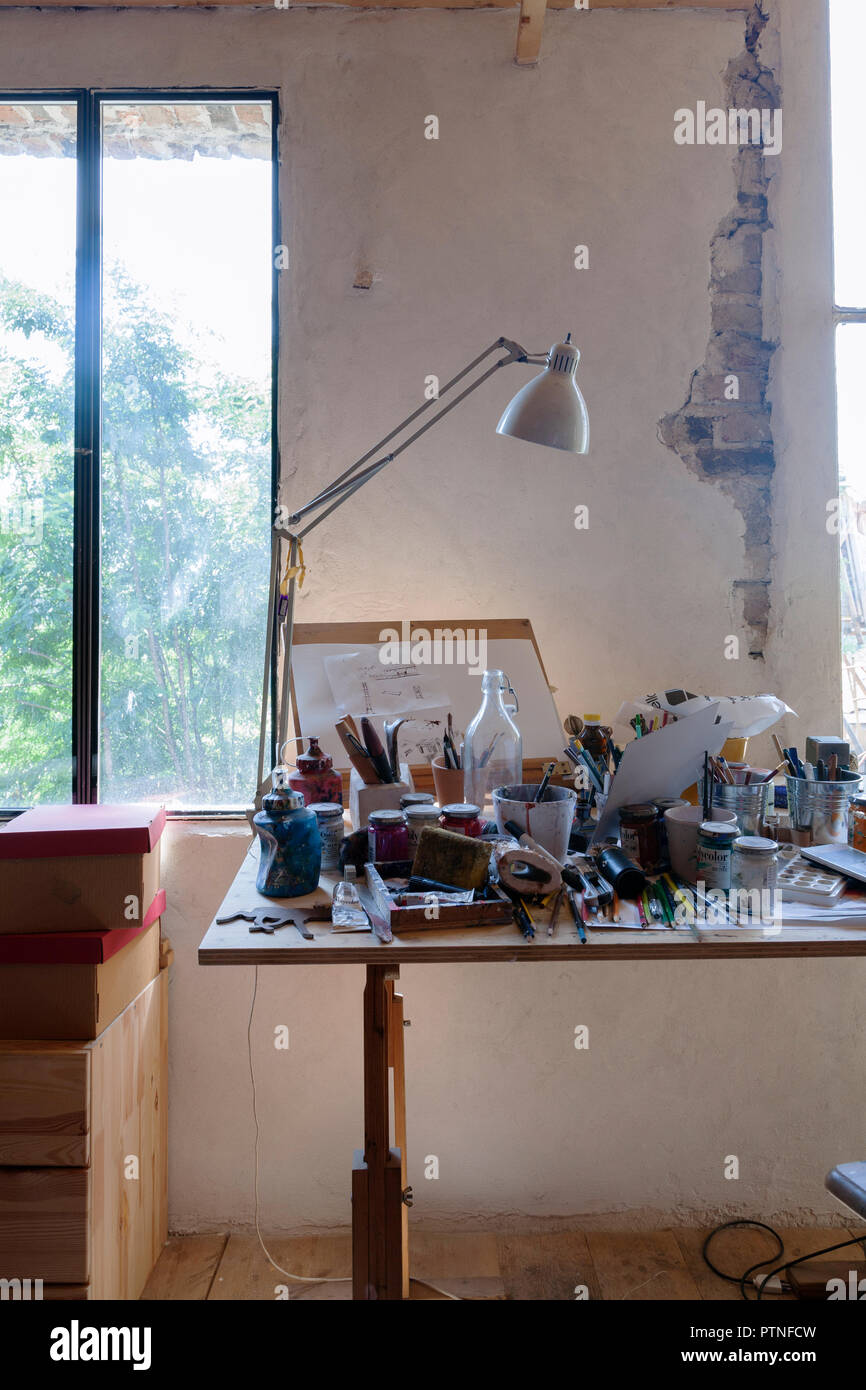 Interior messy artist studio hi-res stock photography and images - Alamy