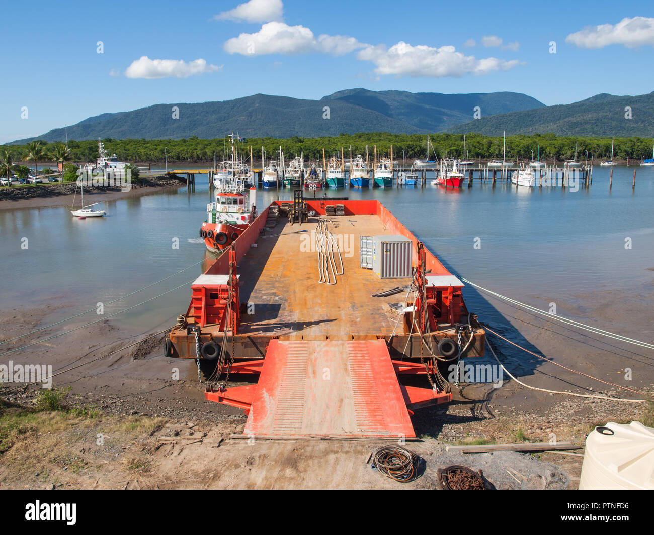 Barge loading hi-res stock photography and images - Alamy