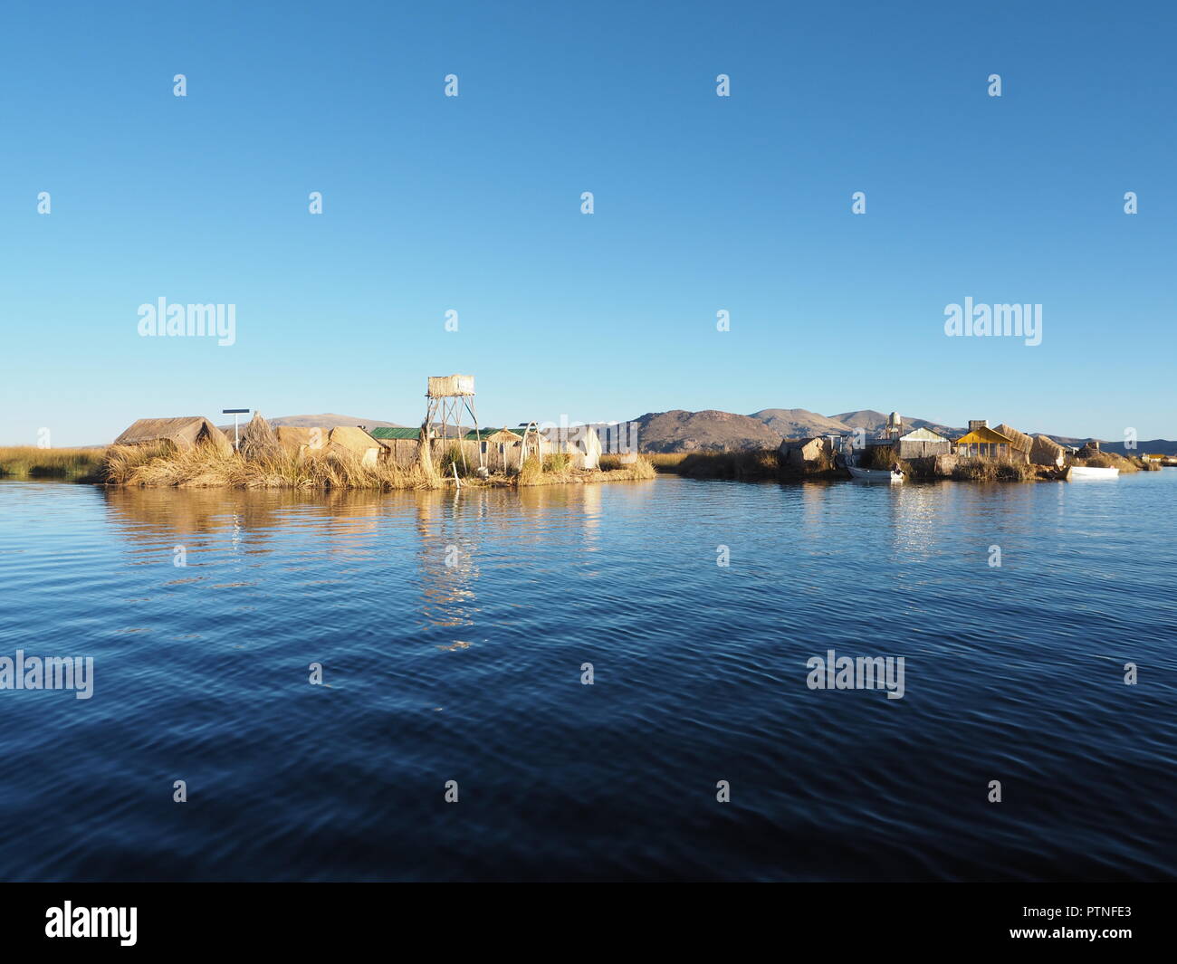 Lake Titicaca straddles the border between Peru and Bolivia in the ...