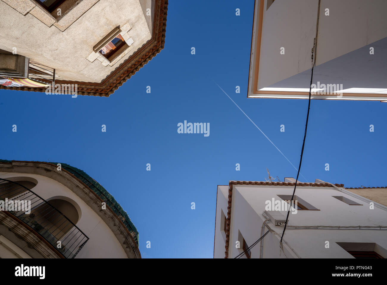 Shoot from below hi-res stock photography and images - Alamy