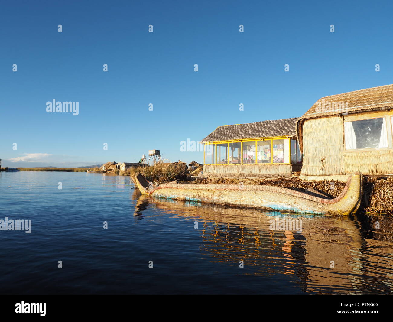 Lake Titicaca straddles the border between Peru and Bolivia in the ...