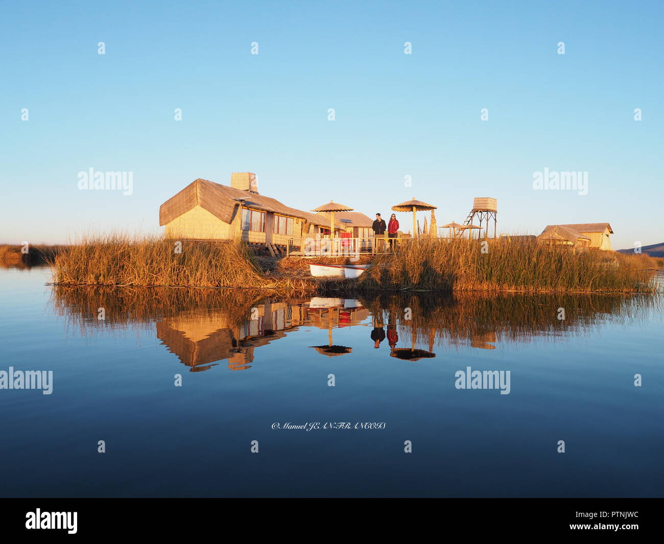 Lake Titicaca straddles the border between Peru and Bolivia in the ...