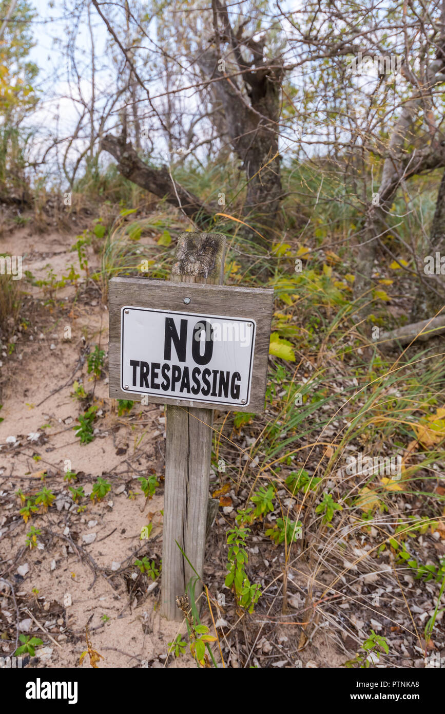 Warning sign in wooded hi-res stock photography and images - Alamy