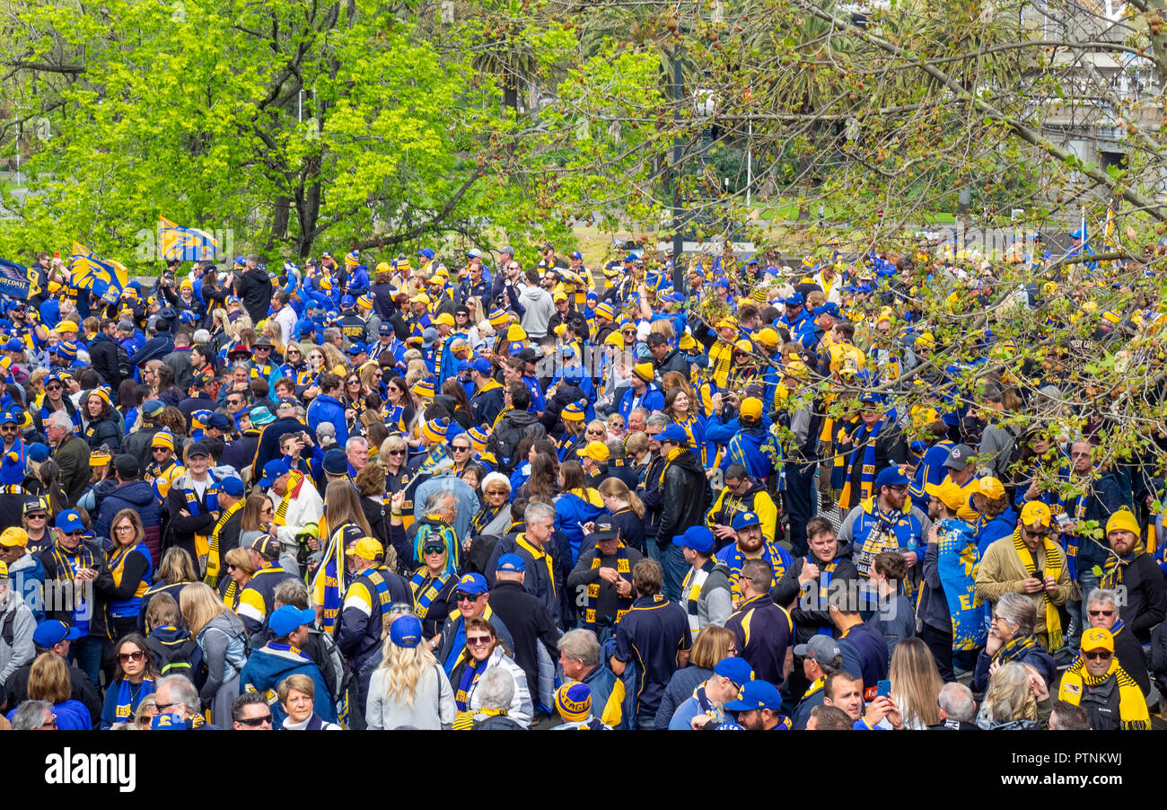 Football colours hat scarves hi-res stock photography and images - Alamy