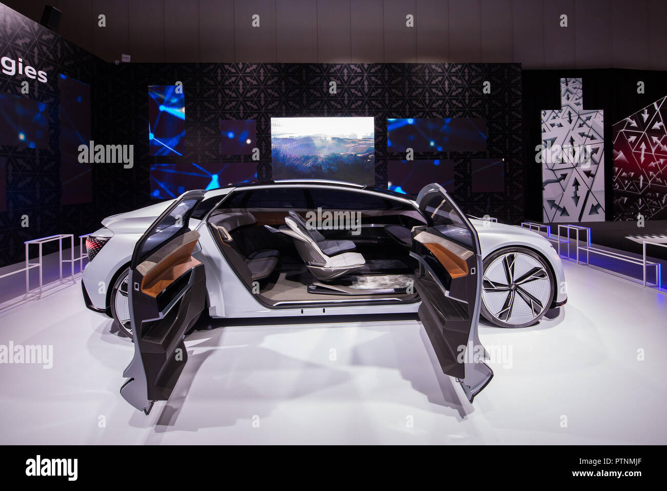 Autonomous car hi-res stock photography and images - Alamy