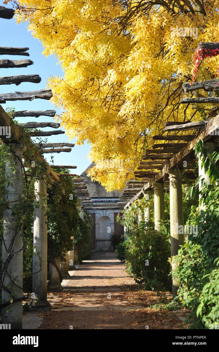 Autumnal Colours if Hampstead Heath and pergola gardens Stock Photo - Alamy