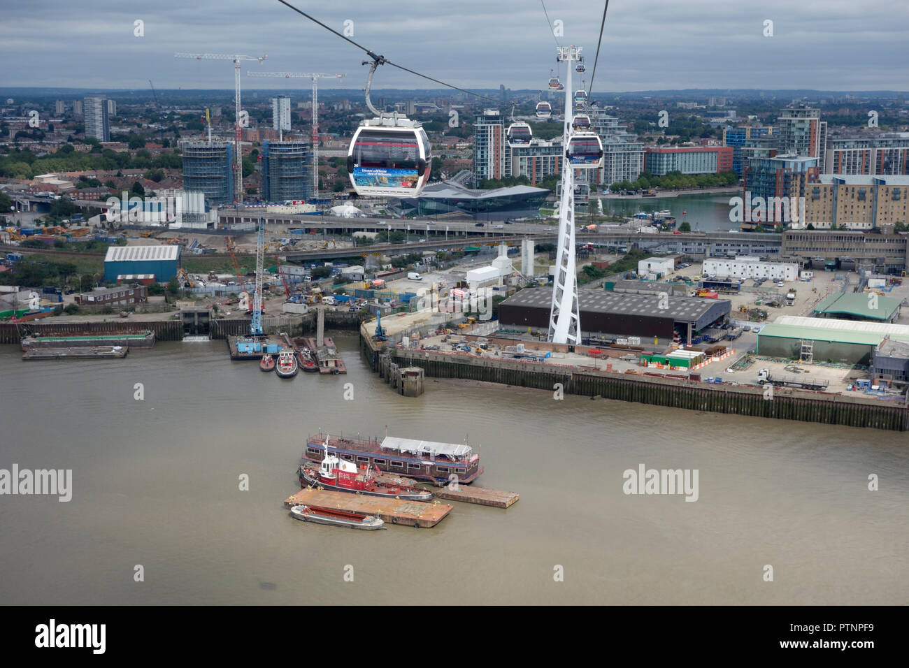 Emirates airline cable cars hi-res stock photography and images - Alamy