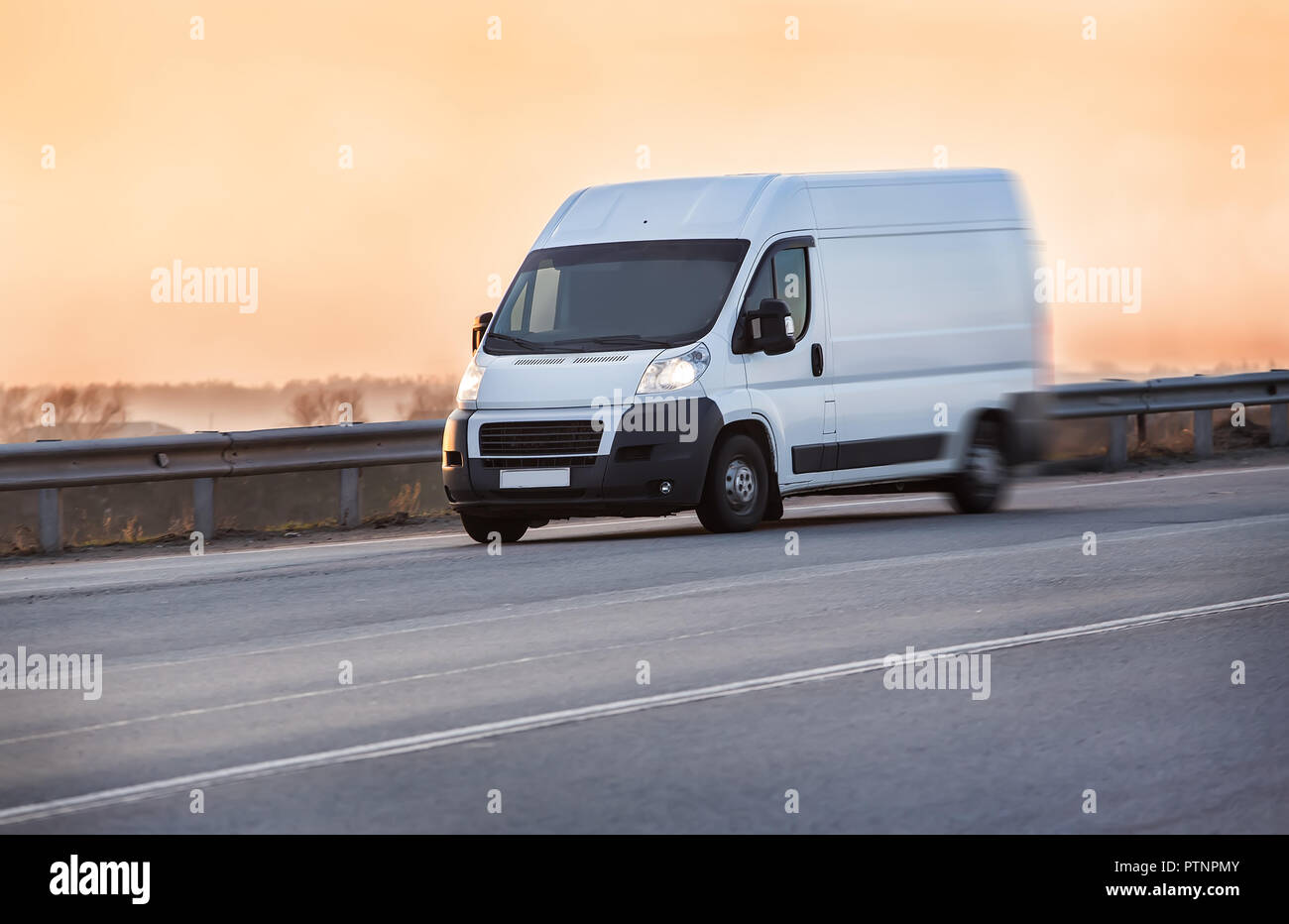 Highway road white dividing hi-res stock photography and images - Alamy