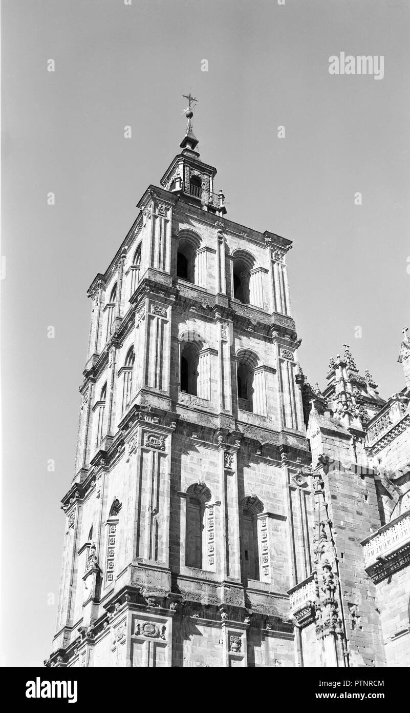 TORRE CAMPANARIO DE LA CATEDRAL DE ASTORGA TERMINADA EN 1704 ...