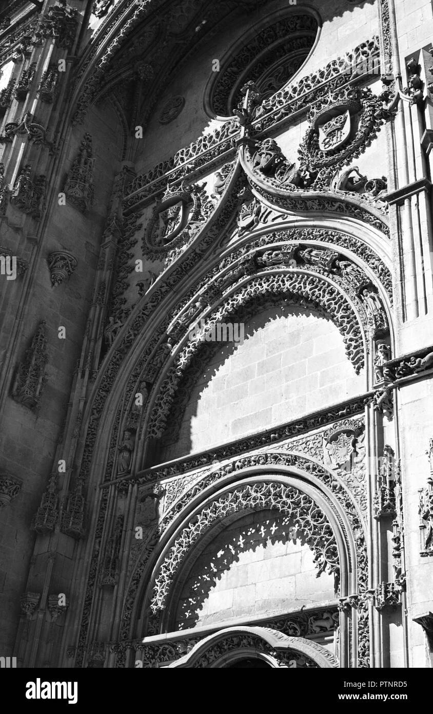 ARCOS CIEGOS CON CRESTERIA EN LA FACHADA DE LA CATEDRAL NUEVA DE ...
