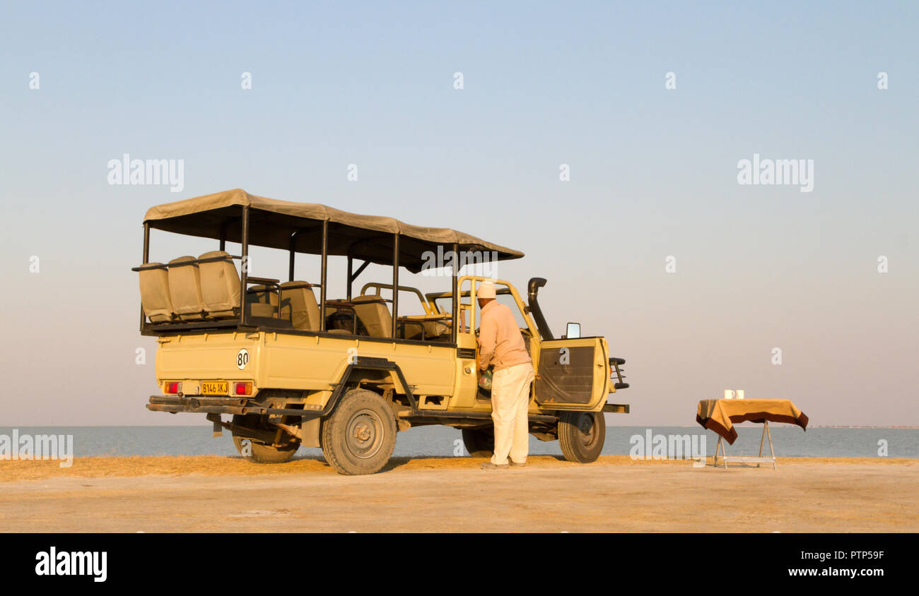 Game drive vehicle in the Makgadikgadi, Botswana Stock Photo - Alamy
