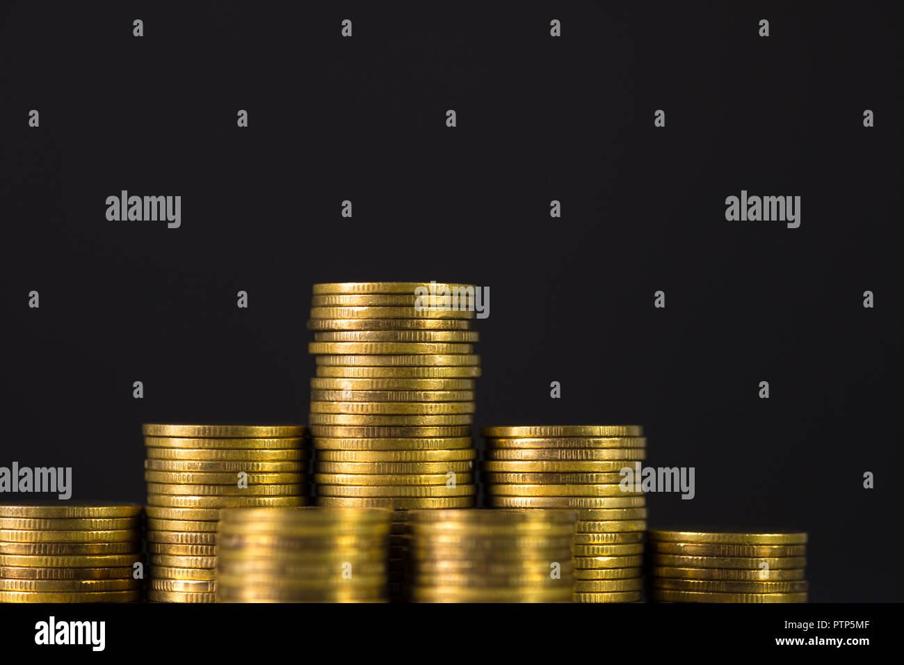 Increasing columns of coins, step of stacks coin on dark background ...