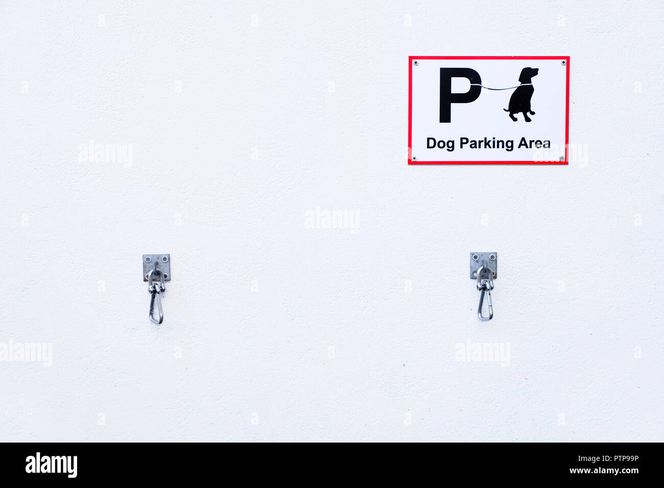 Dog parking sign hi-res stock photography and images - Alamy