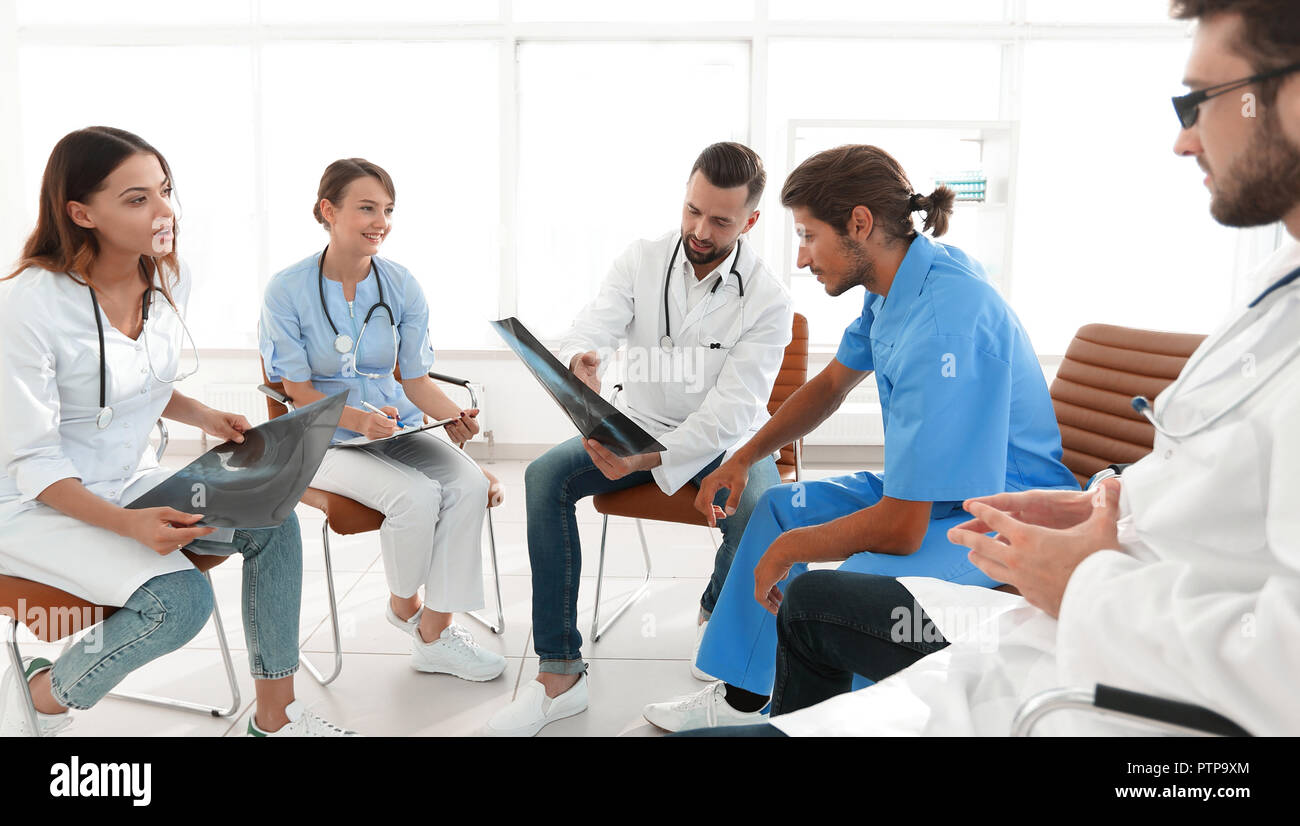 medical staff discussing x-ray of a patient Stock Photo - Alamy