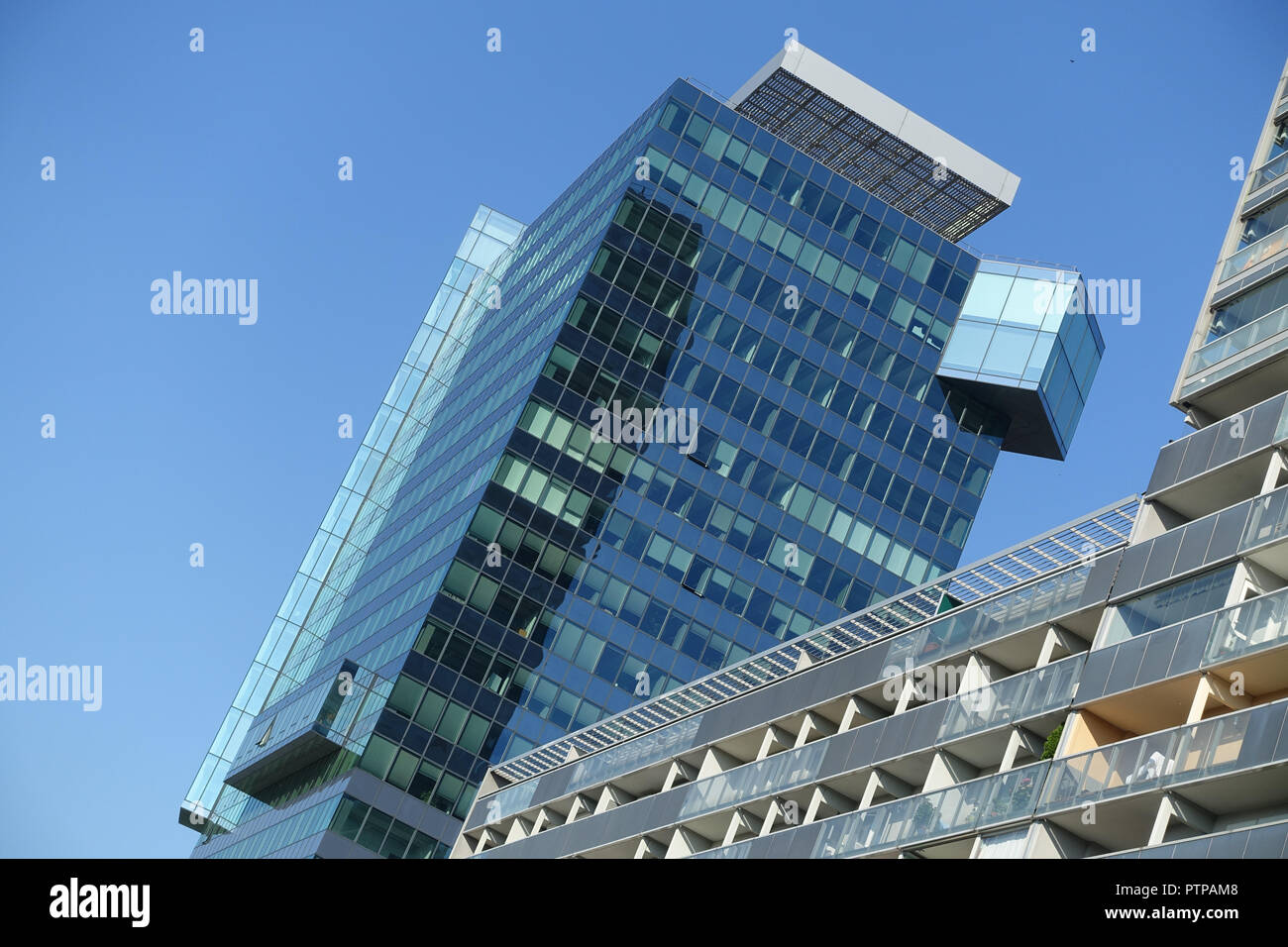 Wien, Saturn-Tower von Hans Hollein und Heinz Neumann, 2004 Stock Photo ...