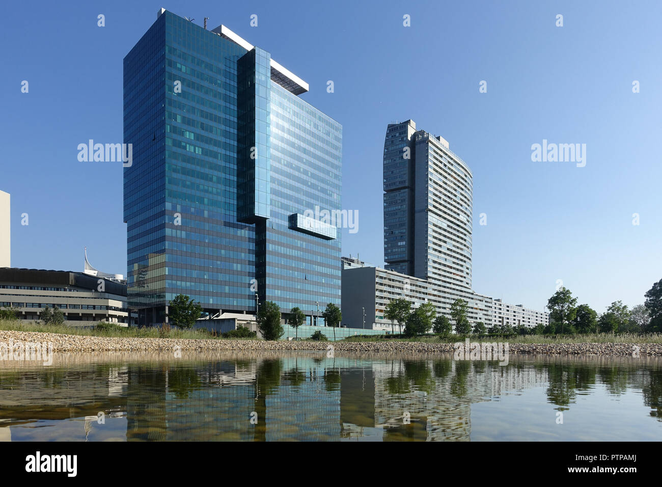 Wien, Saturn-Tower von Hans Hollein und Heinz Neumann, 2004 Stock Photo ...