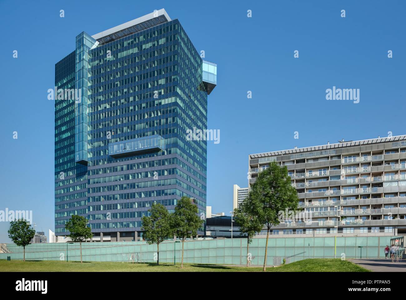 Wien, Saturn-Tower von Hans Hollein und Heinz Neumann, 2004 Stock Photo ...