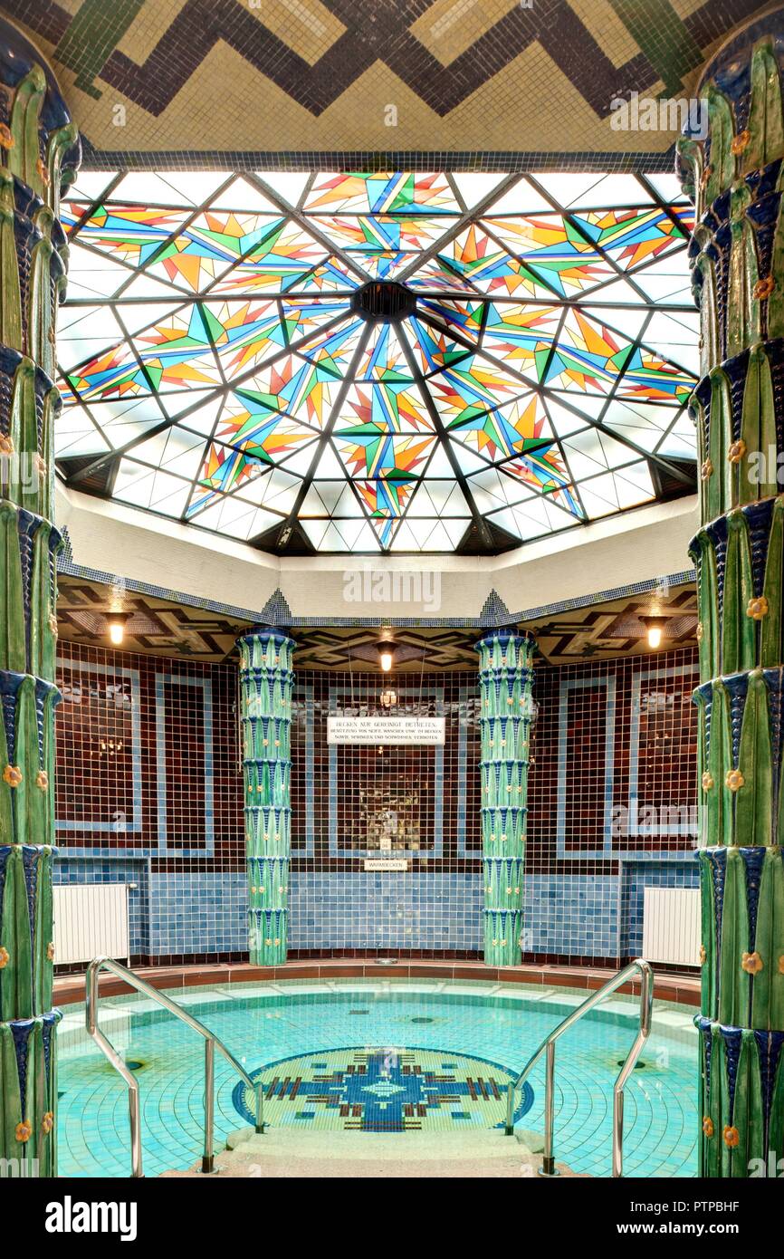 Pool innenraum hi-res stock photography and images - Alamy