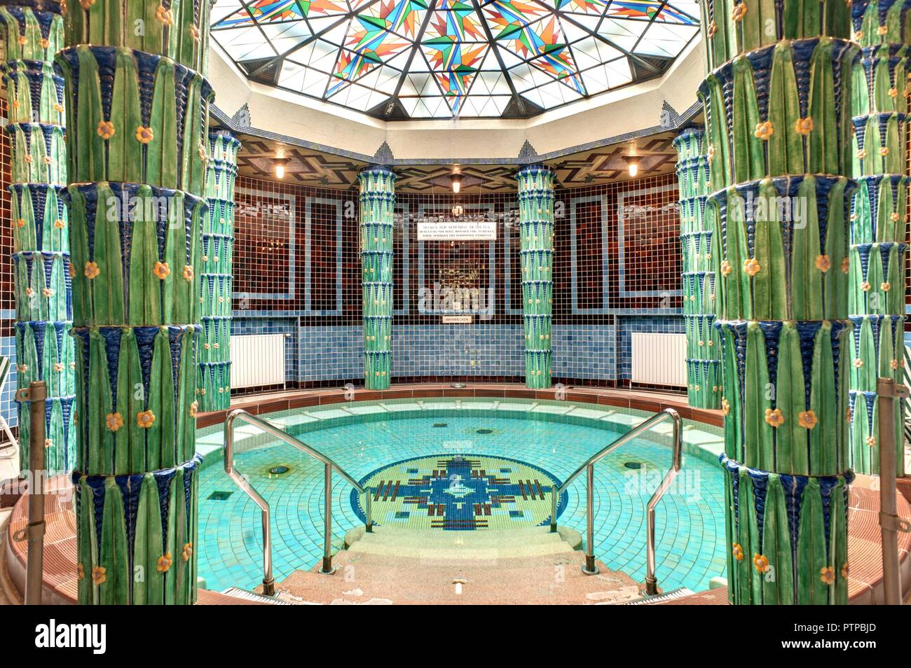 Pool innenraum hi-res stock photography and images - Alamy