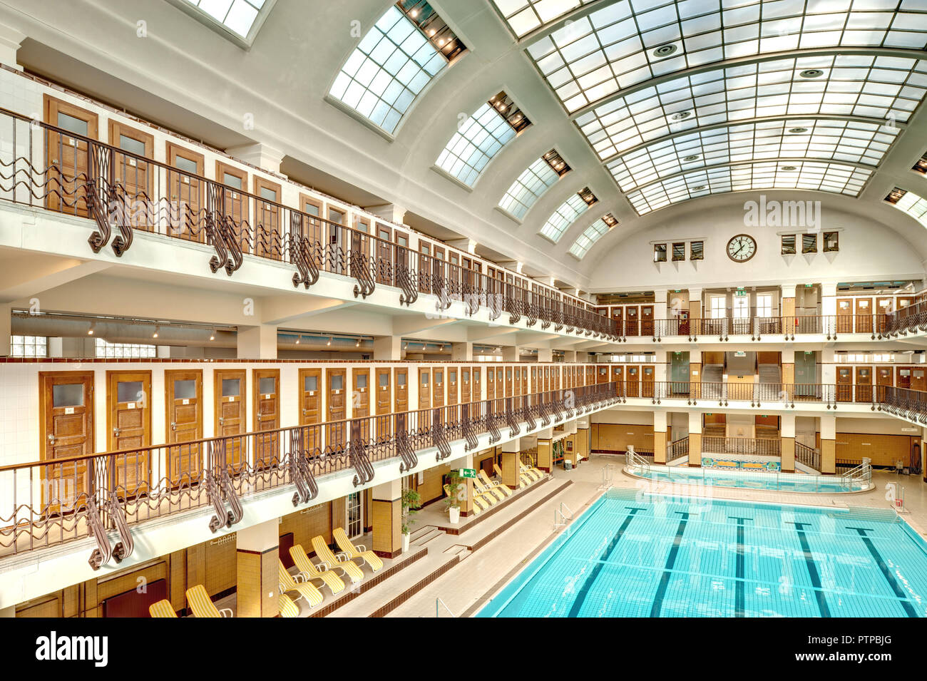 Pool ohne menschen hi-res stock photography and images - Alamy