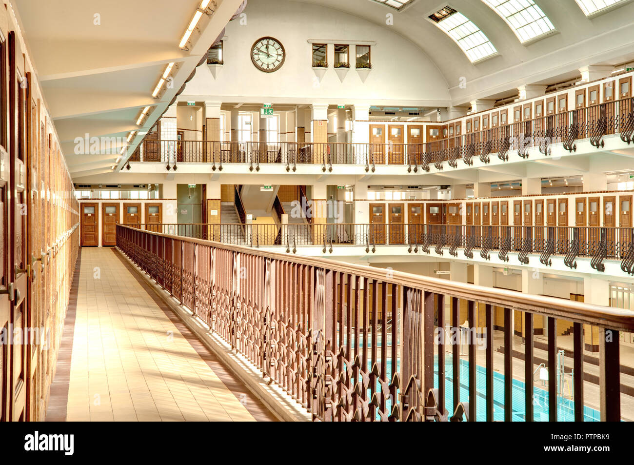 Pool innenraum hi-res stock photography and images - Alamy