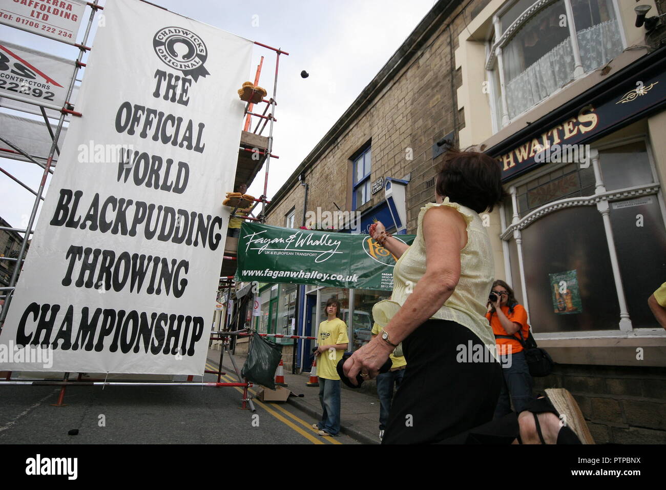 Black pudding throwing championships hi-res stock photography and ...
