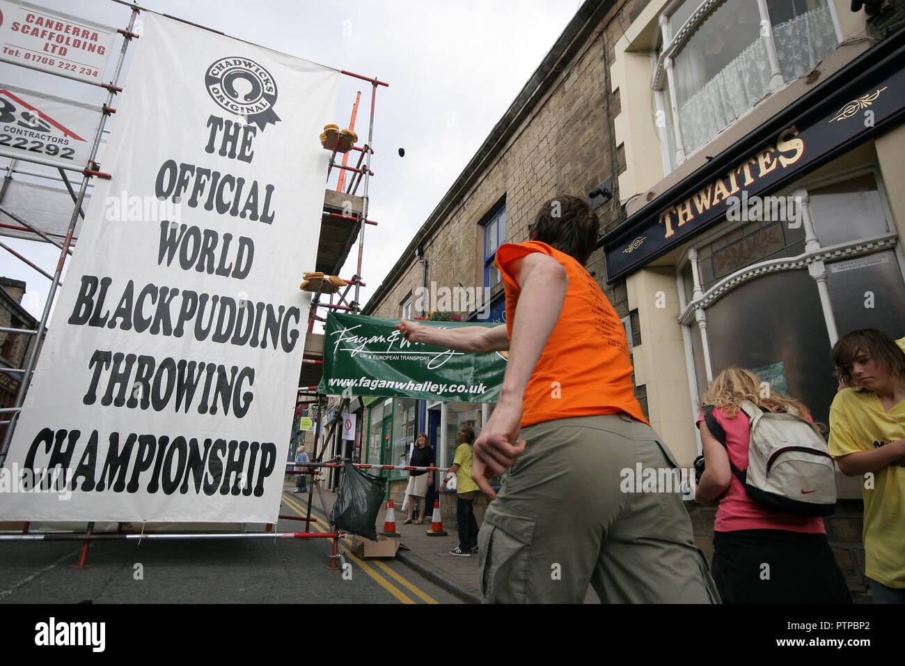 World black pudding throwing hi-res stock photography and images - Alamy
