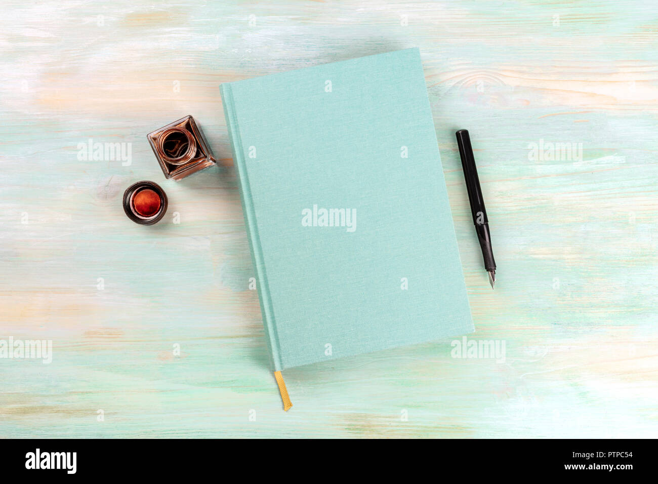 Ink well fountain pen hi-res stock photography and images - Alamy