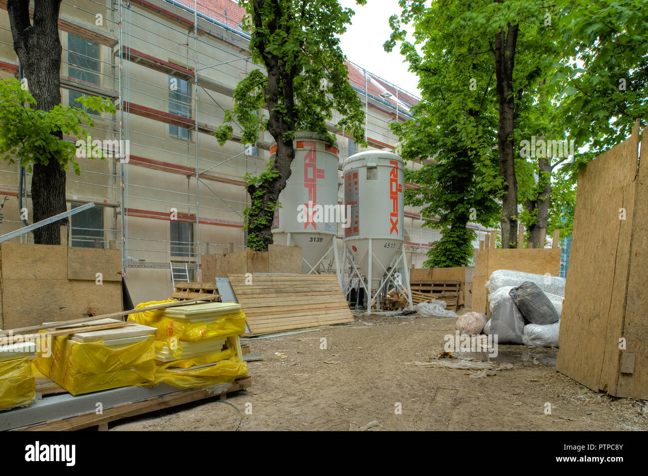 Altes akh sanierung und adaptierung hi-res stock photography and images ...