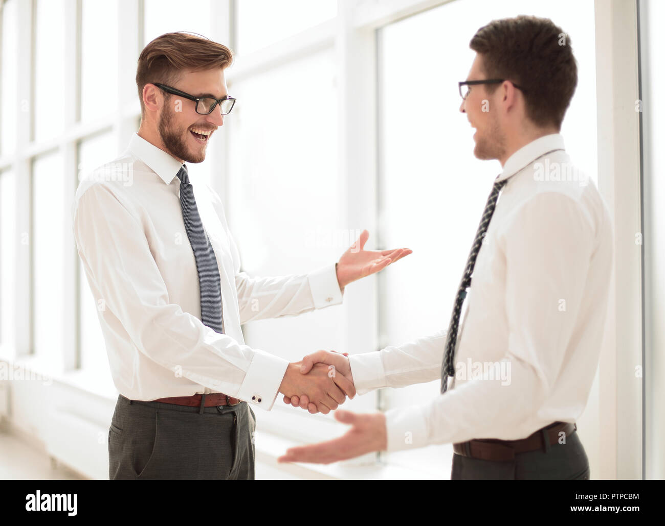 welcome handshake of the staff in the office Stock Photo - Alamy