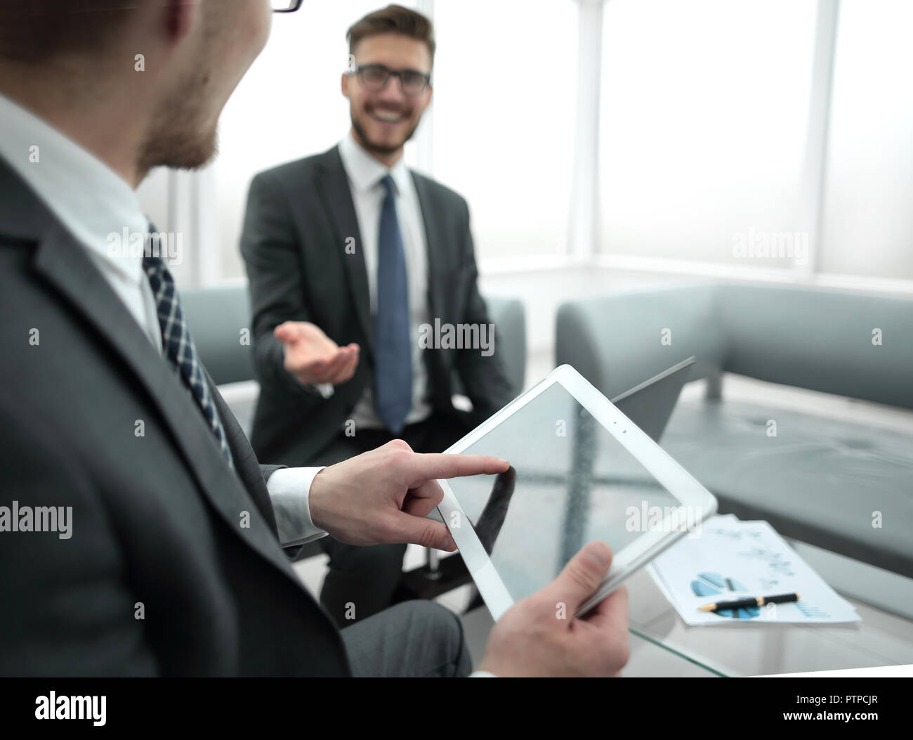 Employees with tablet devices hi-res stock photography and images - Alamy