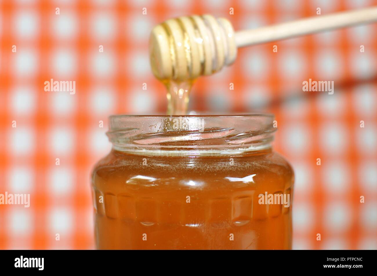 Honey pouring bottle hi-res stock photography and images - Alamy