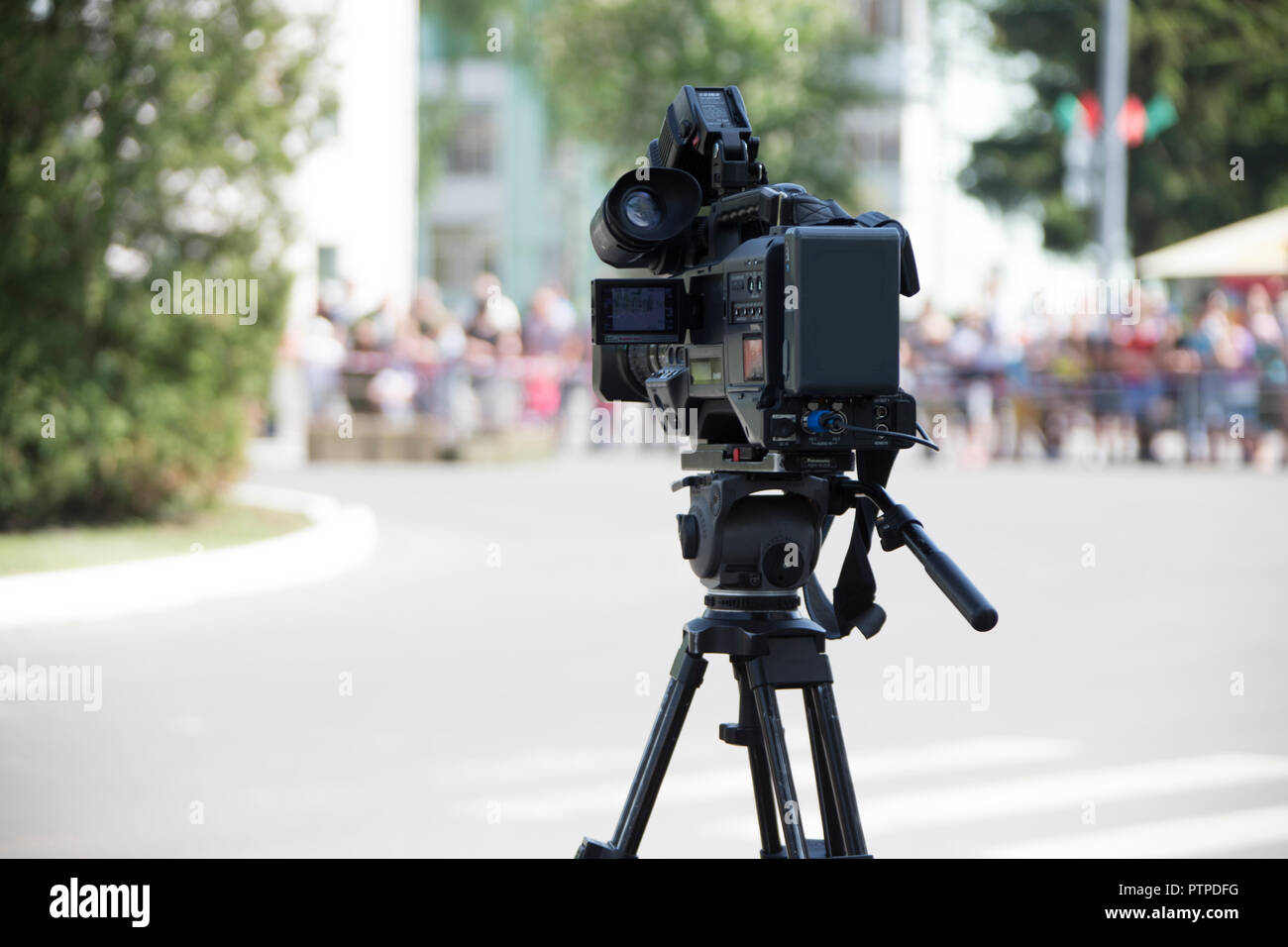Tv camera mounted tripod hi-res stock photography and images - Alamy