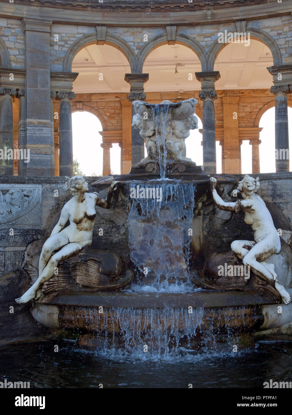 Hever castle statues hi-res stock photography and images - Alamy