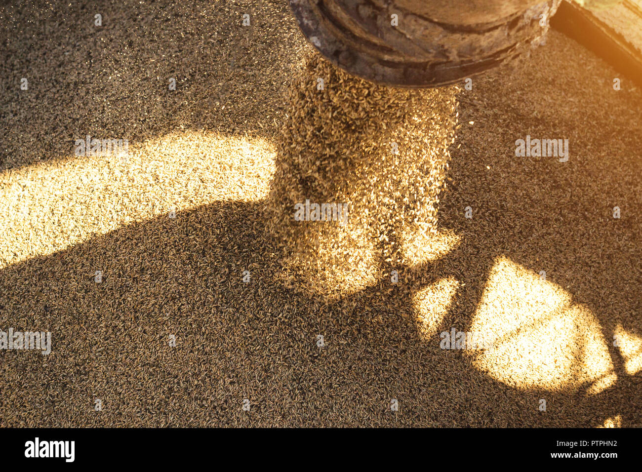 Loading grain lorry hi-res stock photography and images - Alamy