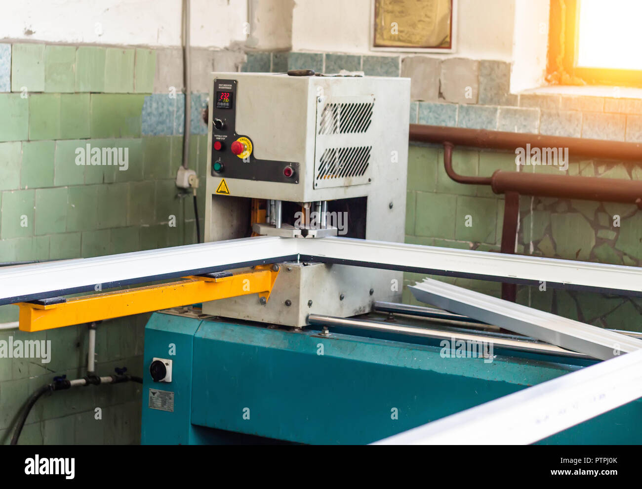 Production of pvc windows, gluing of plastic corners of windows ...