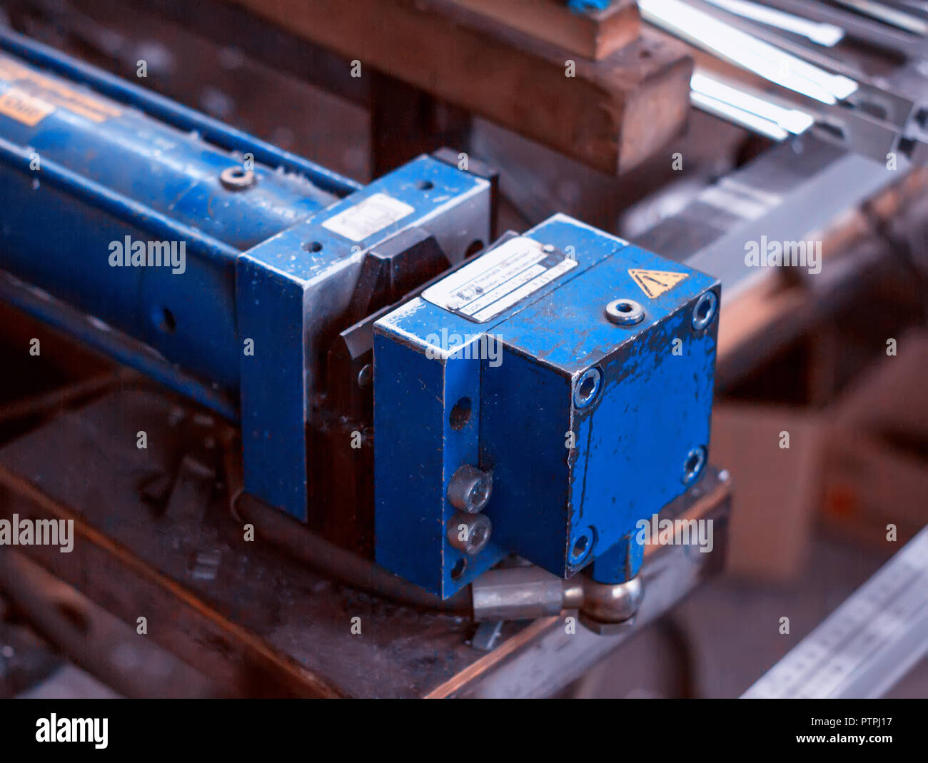 Production of PVC windows, press for biting unnecessary parts, metal ...