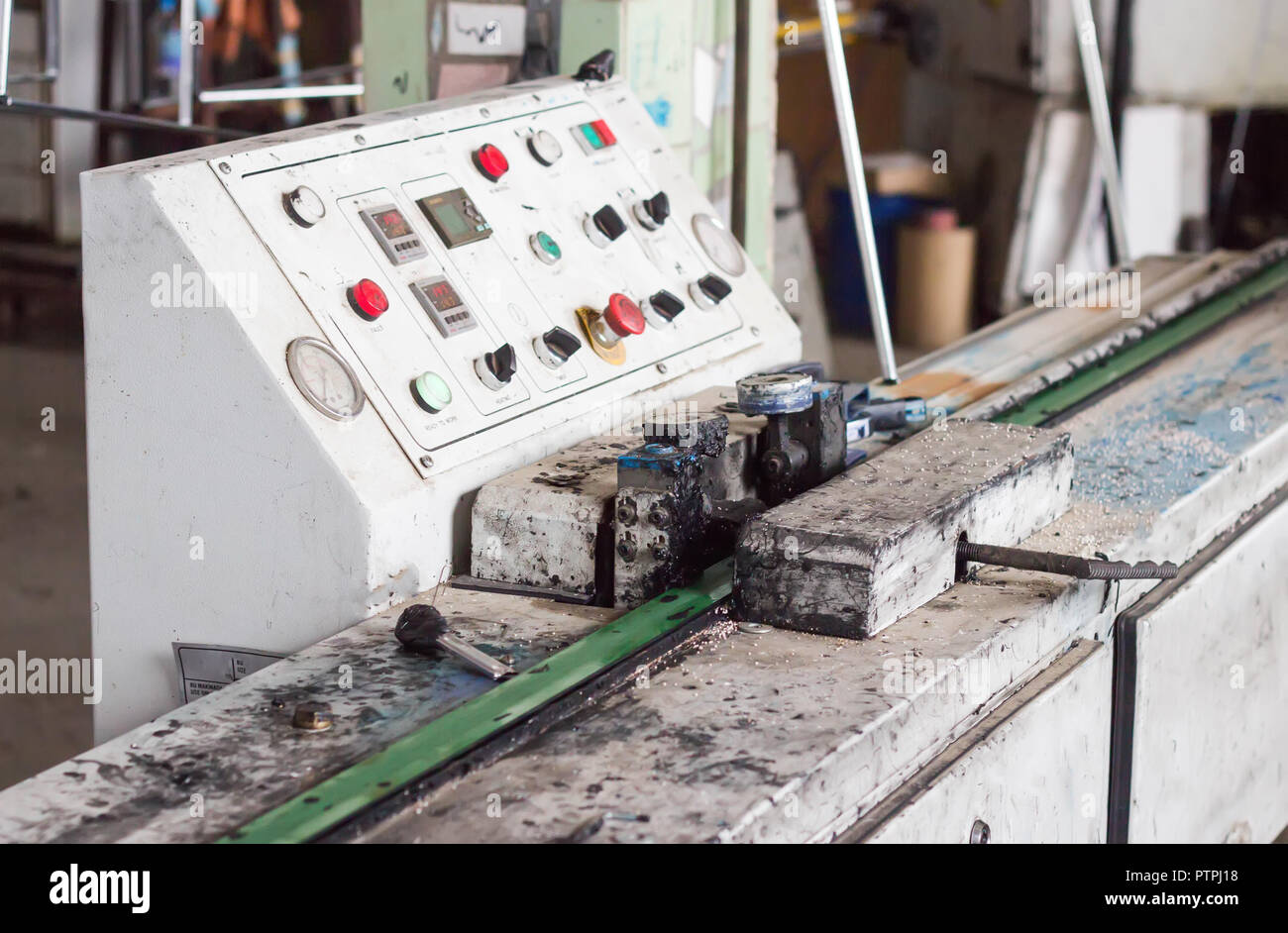 Production of PVC windows, a machine for assembling insulating glass ...